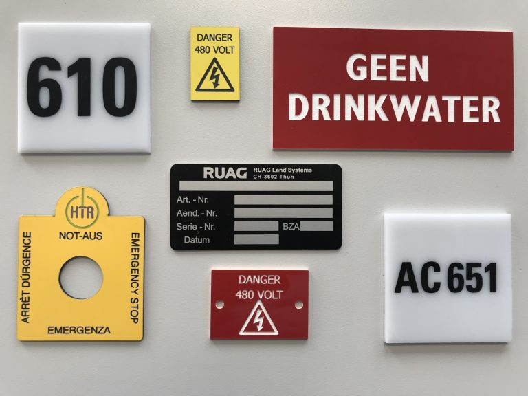 Resopal plaat laten graveren of bedrukken? Quickprint levert razendsnel!